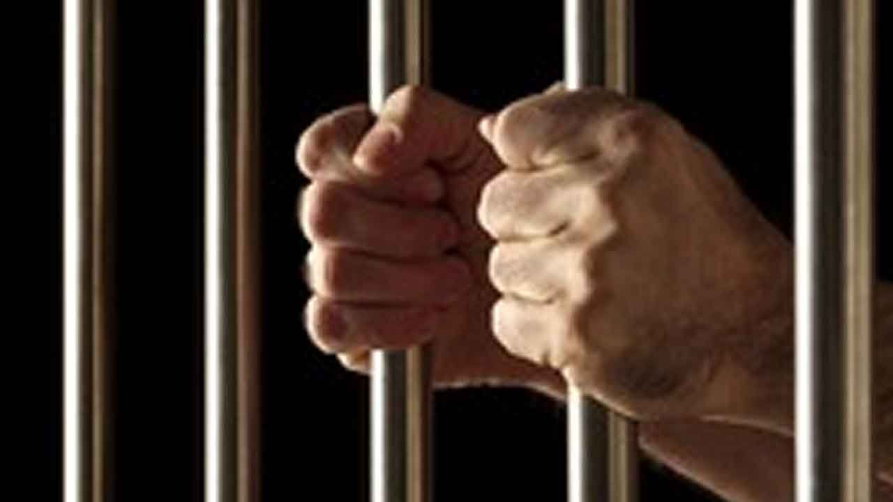 Two drug peddlers arrested