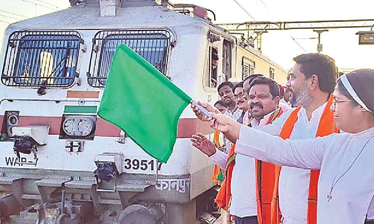 Sirpur MLA flags off Kerala superfast express at Kagaznagar