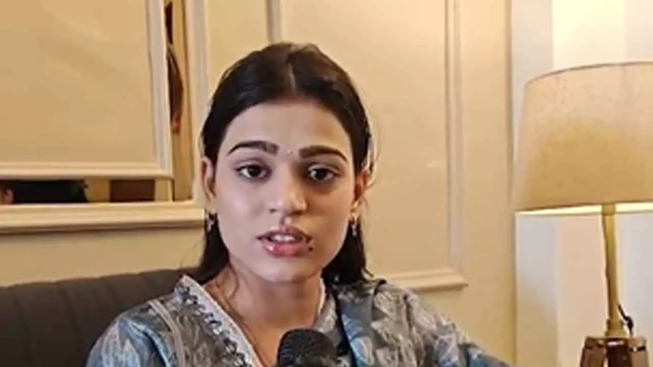 Kanpur bank viral video: Woman employee seeks probe, claims staff's ...