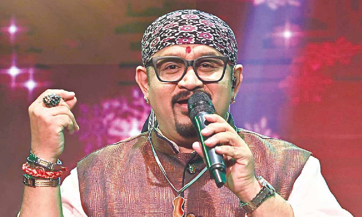 Abhijeet Ghoshal reinvents devotional music with Shiv Tandav club mix