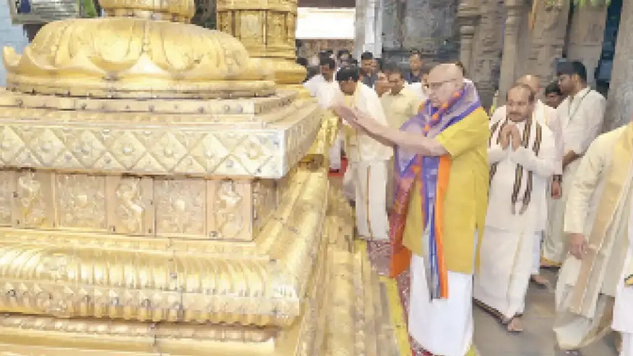 Vice-President offers prayers at Tirumala