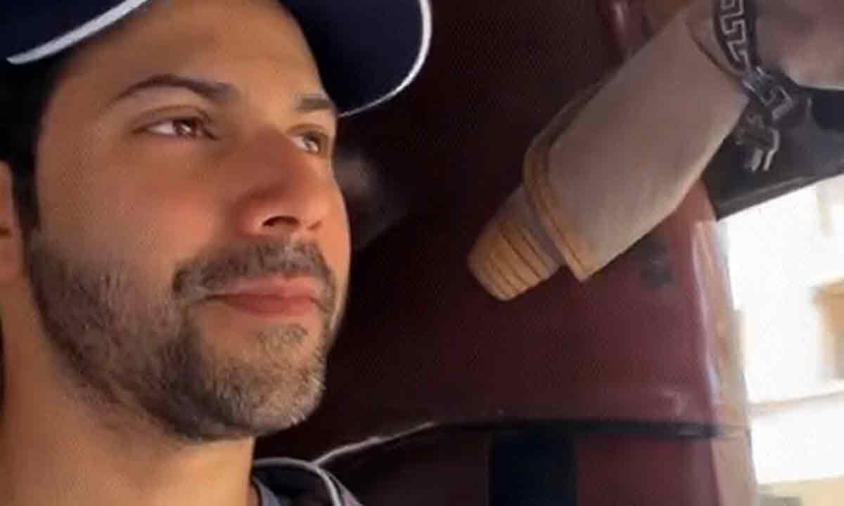 Varun Dhawan ditches luxury car, opts for rickshaw ride on Mumbai streets