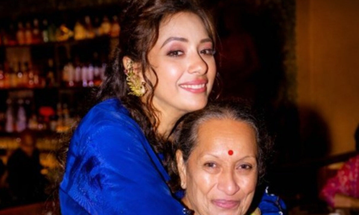 Rupali Ganguly's mother 'steals the spotlight' as she grooves on ...
