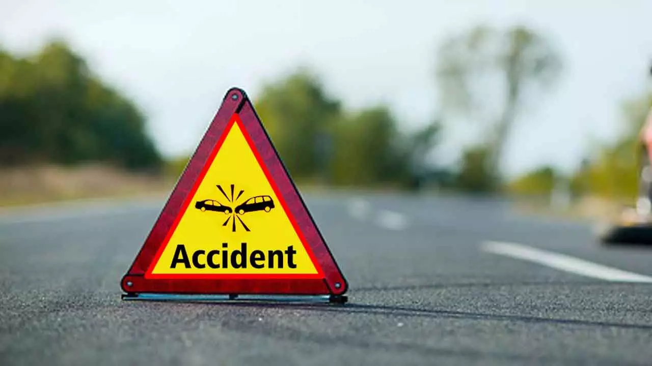2 killed, 20 injured after tractor-trolley carrying labourers overturns ...
