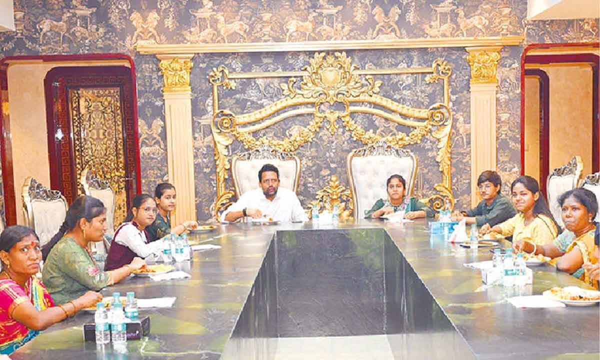 Minister Bharath hosts lunch for SSC toppers