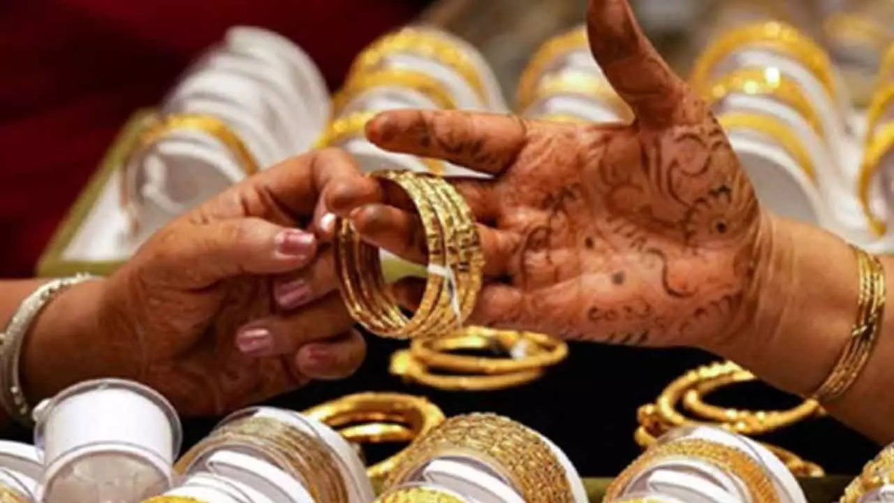Gold advances to Rs 1.64 lakh/10g on positive global cues