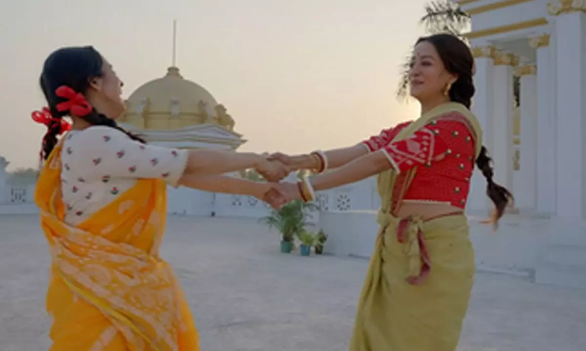 'Phool Pishi O Edward' song 'Aampata Jaampata' shows Raima Sen peeling ...
