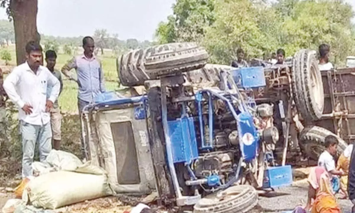 2 killed after tractor-trolley with labourers overturns