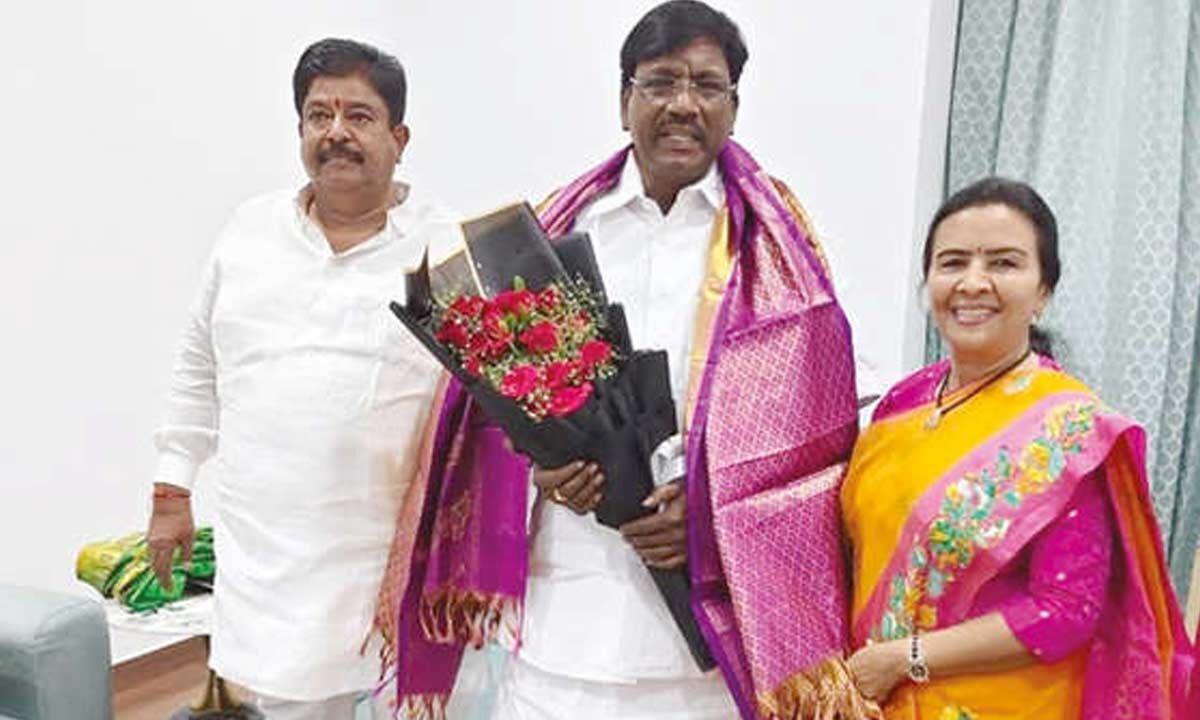 Jhansi Reddy meets Tamil Nadu minister Viswanathan Perumal