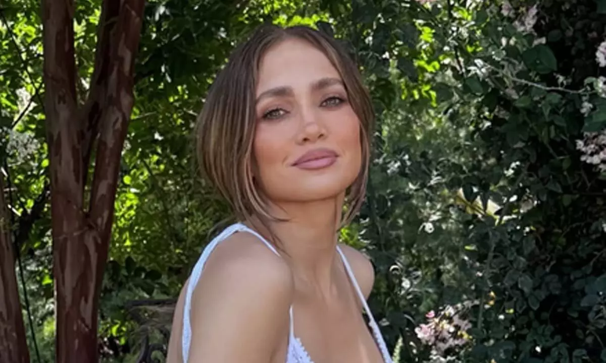 Jennifer Lopez rings in Memorial Day with poolside fun, cocktails, and ...