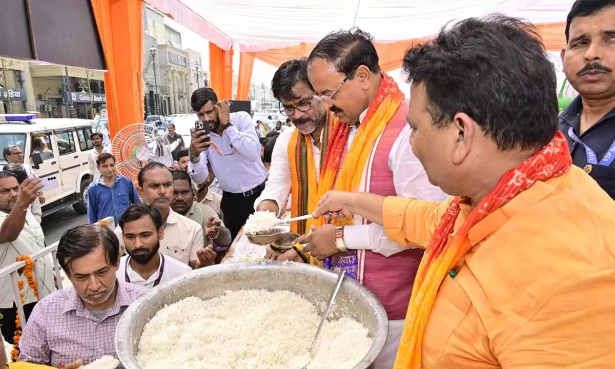 Deputy CM Keshav Prasad Maurya Distributes Prasad on Bade Mangal
