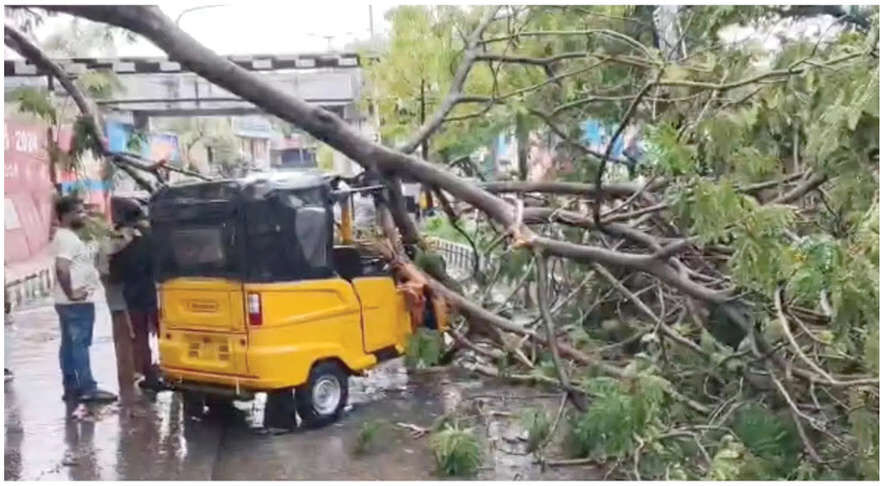 Heavy rain, strong winds batter Tirupati; traffic hit