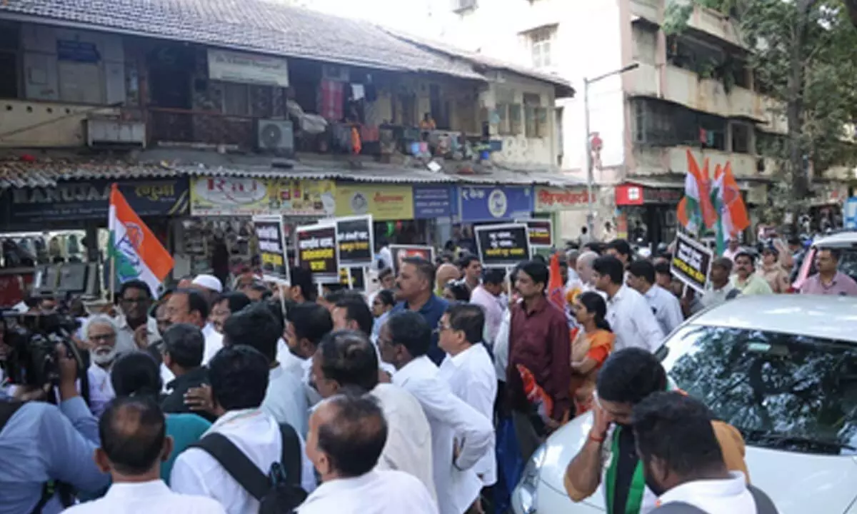 Congress protests fuel price hike in Maharashtra