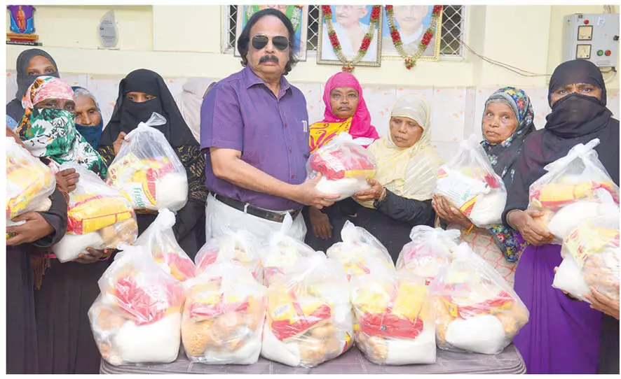 Dr Shankar distributes Bakrid gifts to destitute Muslim women