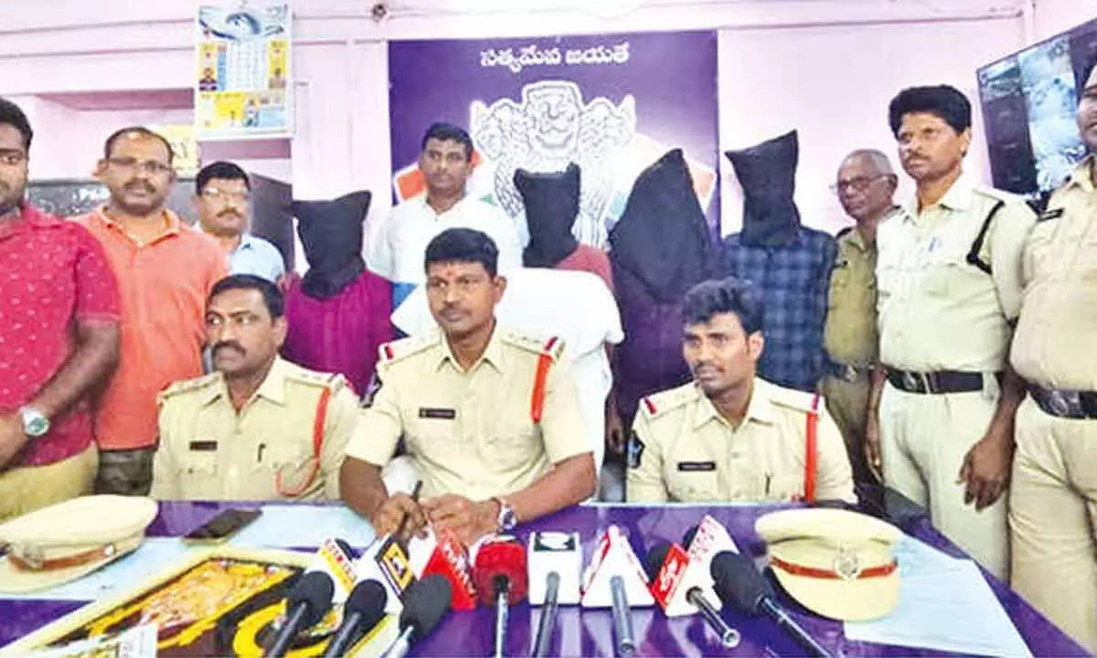 Cops bust inter-district gang involved in 21 transformer theft cases