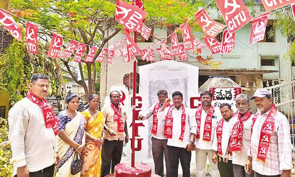 CITU celebrates 56th Foundation Day with flag hoisting across Kadiri