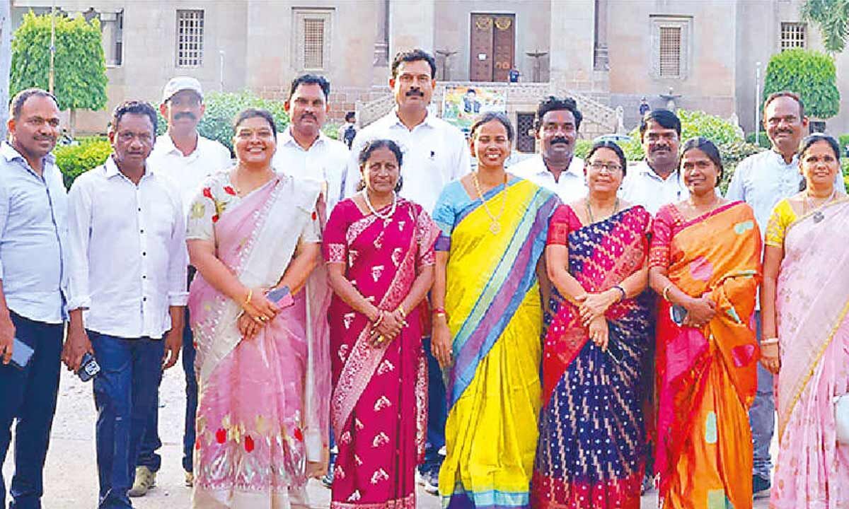 Osmania University Zoology Alumni of 1999 batch reunite after 25 years