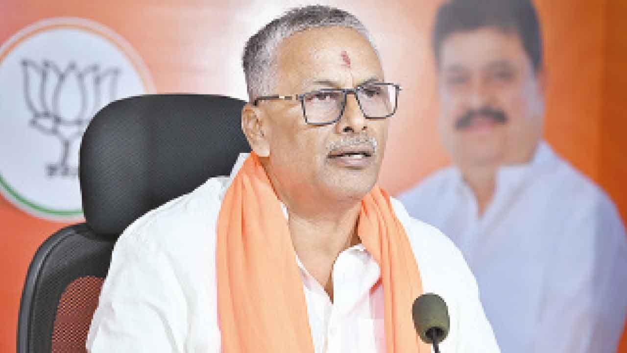 BJP leader Prabhakar blasts Cong, BRS for ‘pushing Telangana into debts’