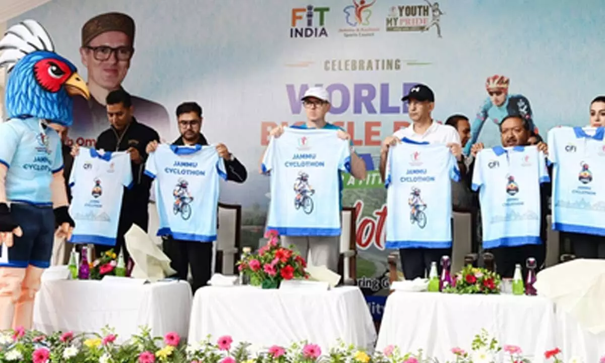 J&K CM flags off cyclothon on World Bicycle Day