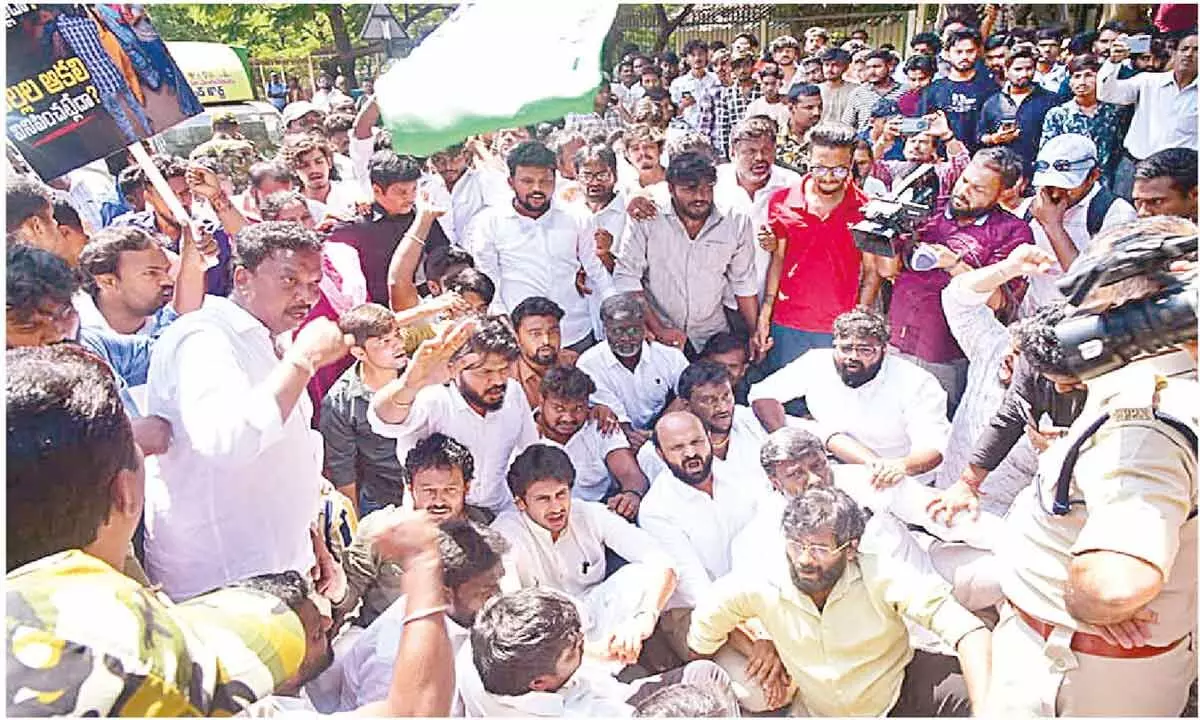 Tension at Alipiri as YSRCP stages agitation for street vendors