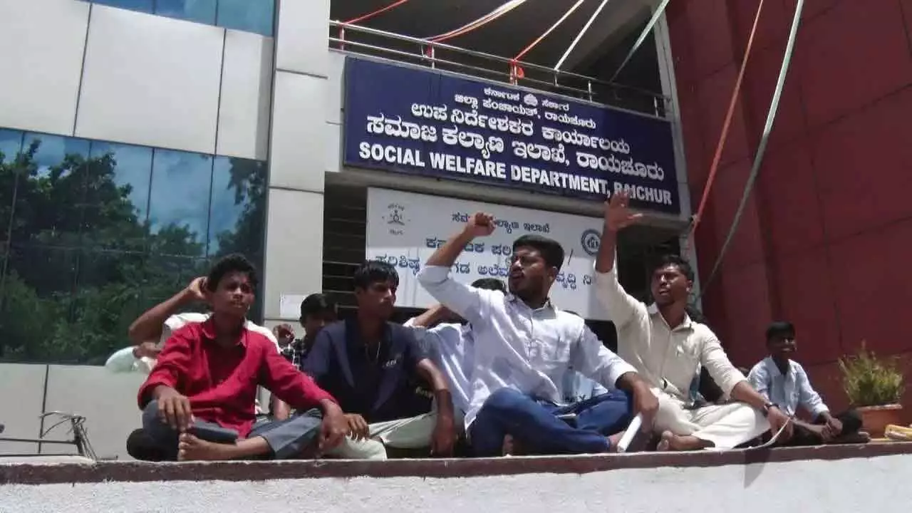 Hungry and abandoned: Raichur hostel students protest after three days ...