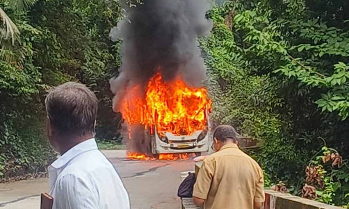 Private bus gutted in fire at Hulikal Ghat; passengers escape unhurt