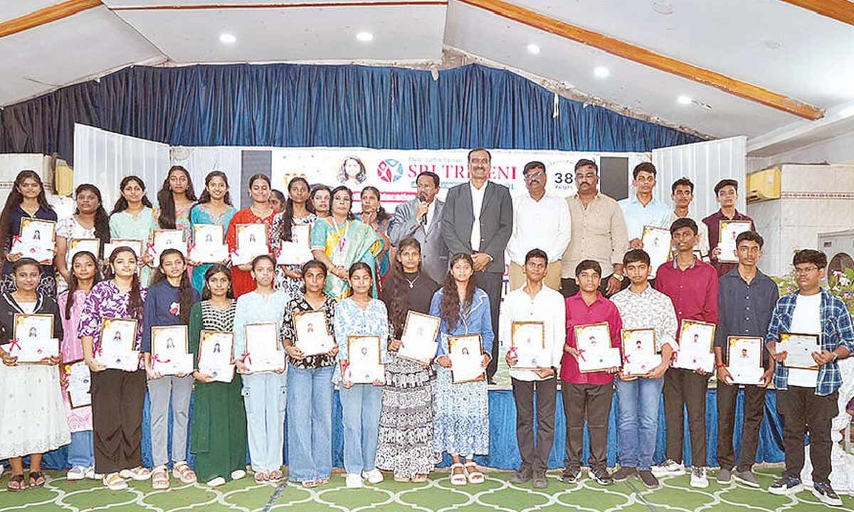 Sri Triveni honours SSC toppers with cash awards