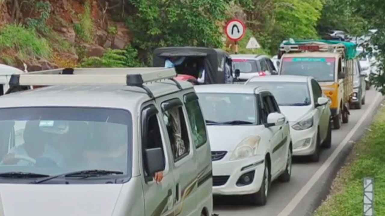Traffic jam occurs at Srisailam reservoir