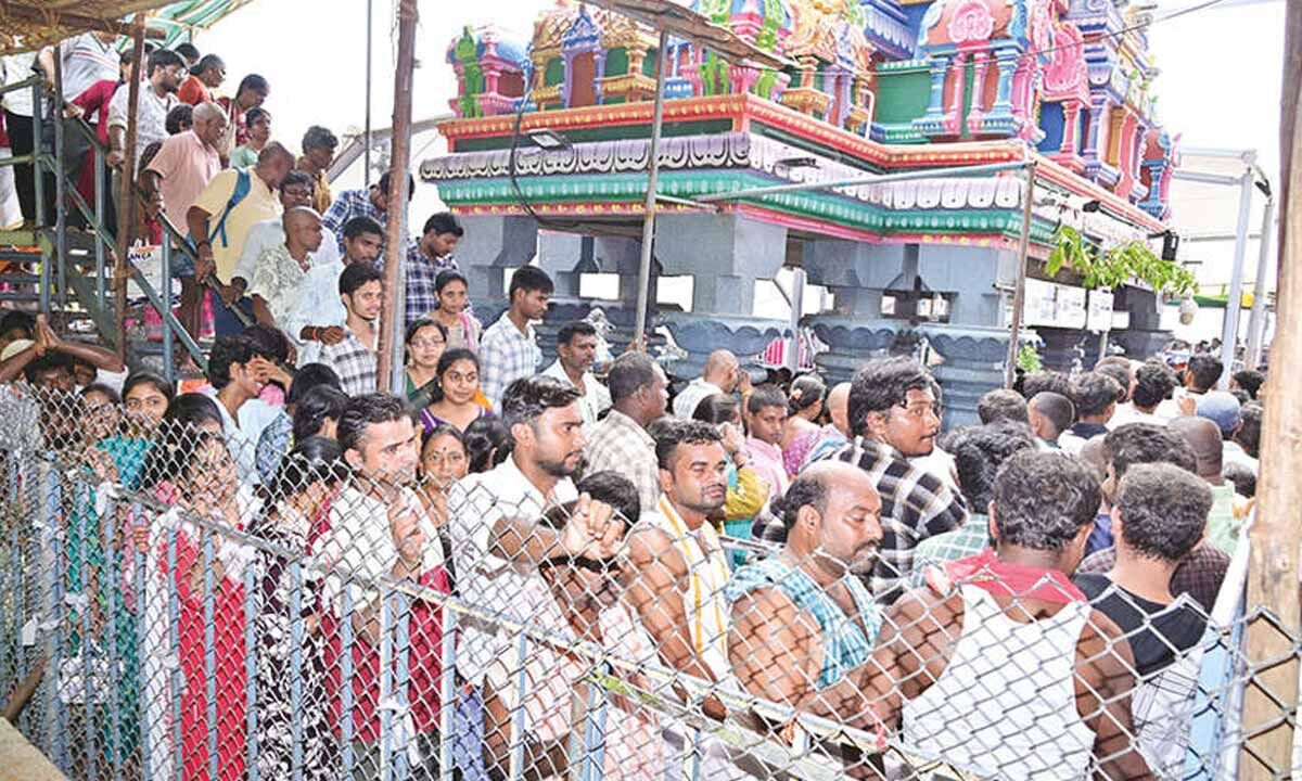 Thousands visit Durga temple