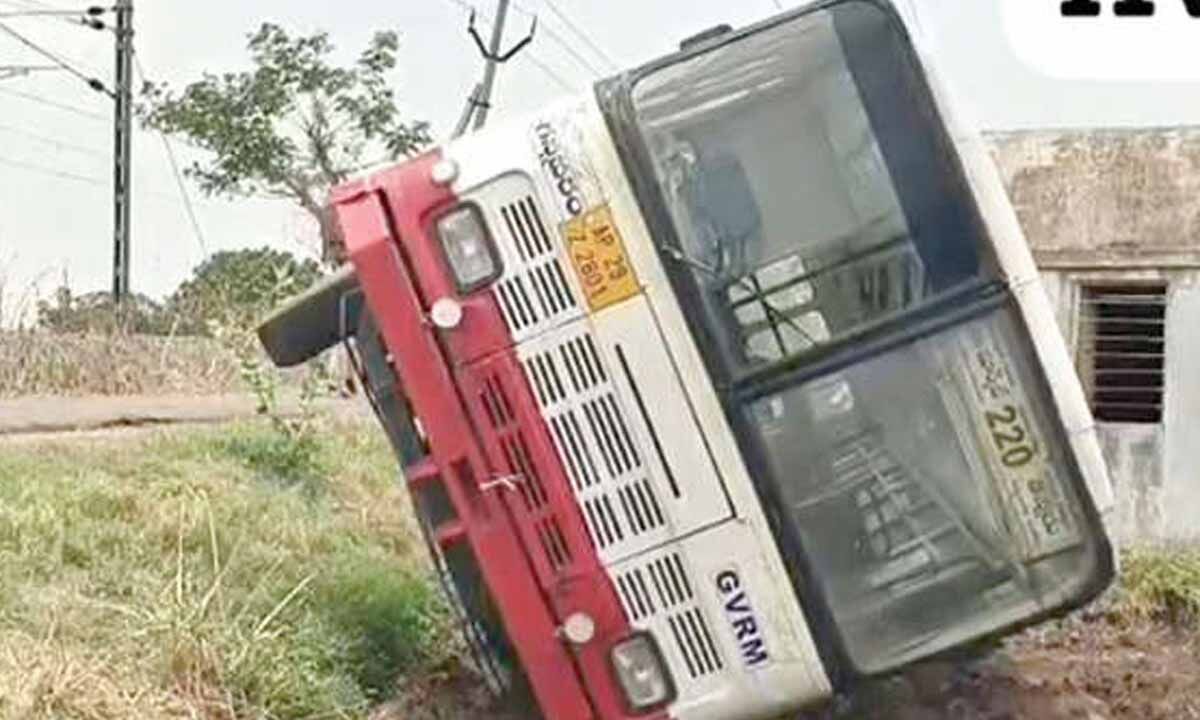 RTC bus overturns, major mishap averted