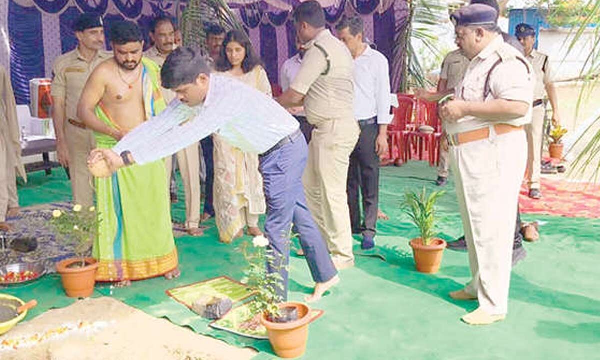 SP lays foundation stone for petrol bunk to support police welfare in Gooty