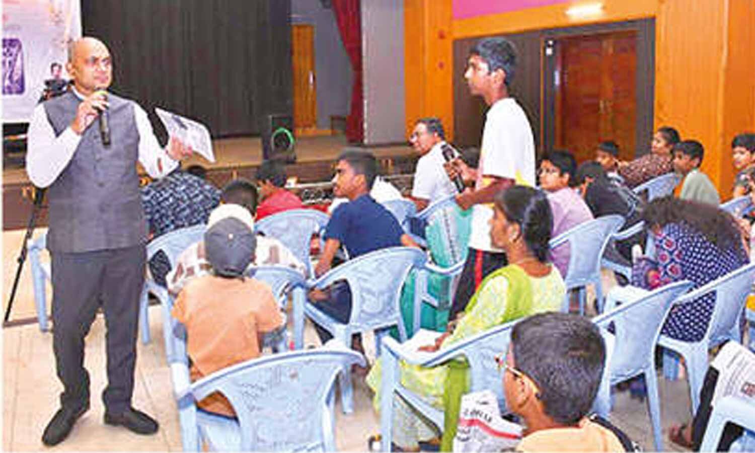 Session held on reading English newspapers