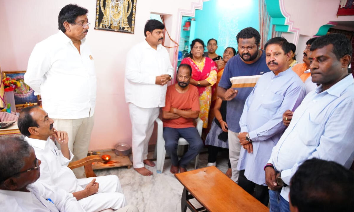 MP ETELA RAJENDER CONSOLES THE FAMILY OF ELECTROCUTION VICTIMS IN ALWAL