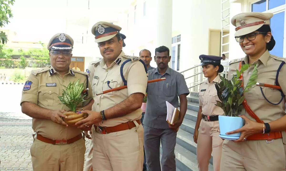 Multi-Zone-2 Hyderabad IGP Shahnawaz Qasim (IPS) conducts a ...
