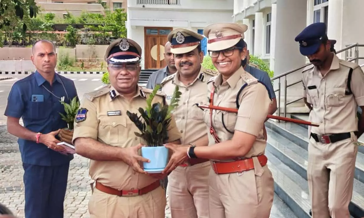 Multi-Zone-2 Hyderabad IGP Shahnawaz Qasim (IPS) conducts a ...