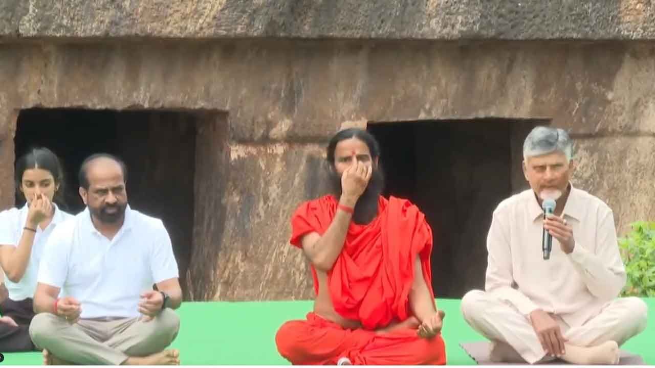 Ramdev Baba attends Yogandhra event in Undavalli, praises CM Chandrababu