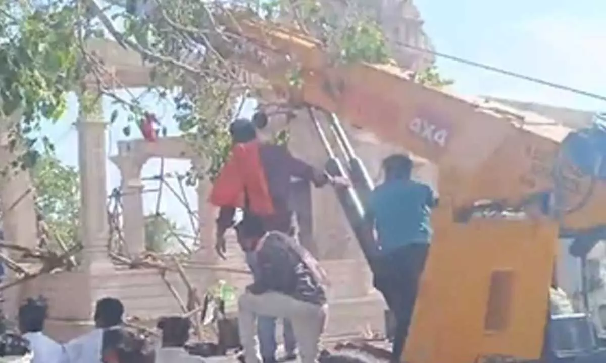 4 killed after temple roof collapses in Maha's Parbhani; PM Modi, Maha ...