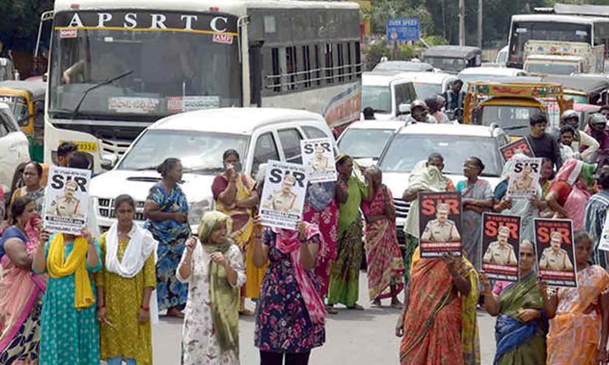 Residents stage rasta roko in support of suspended CI Nagaraju