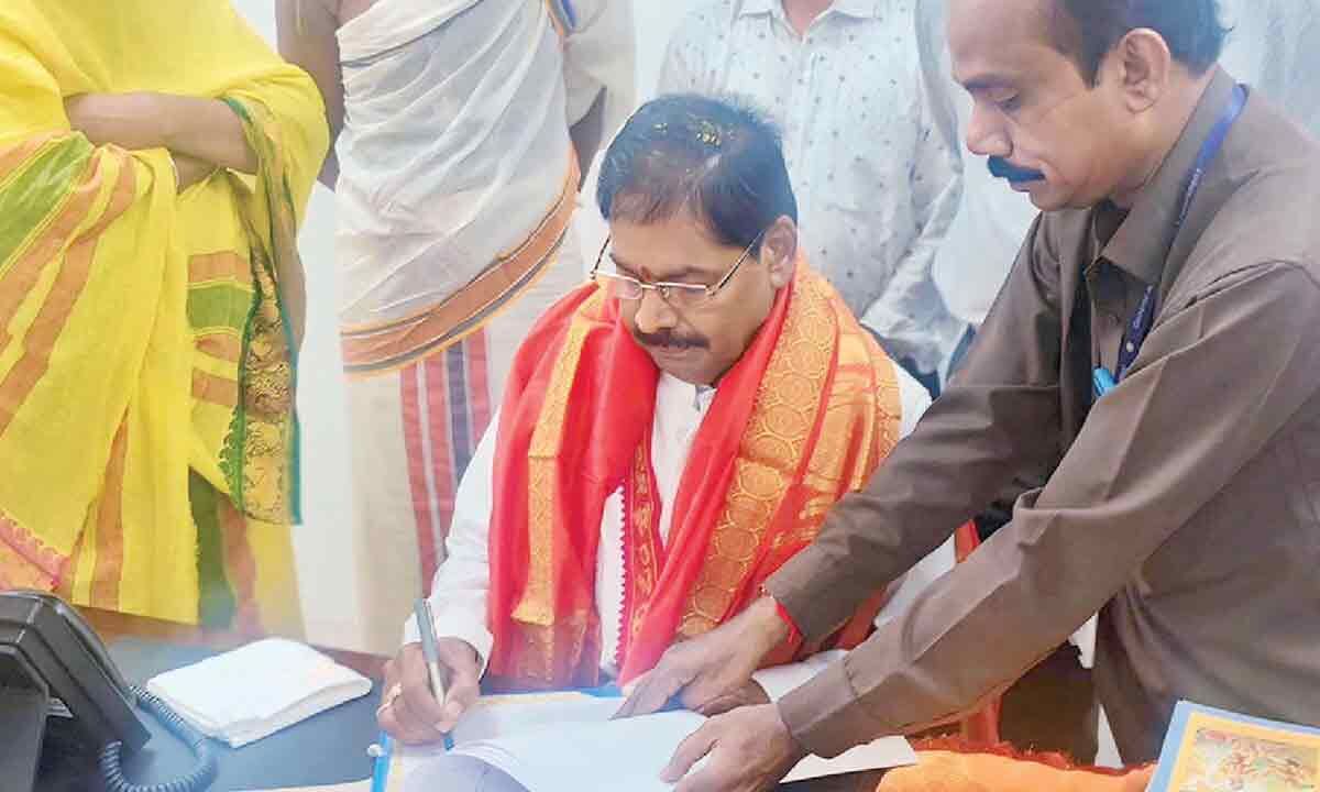 Dr Hanumathu takes charge as secretary of STI Dept