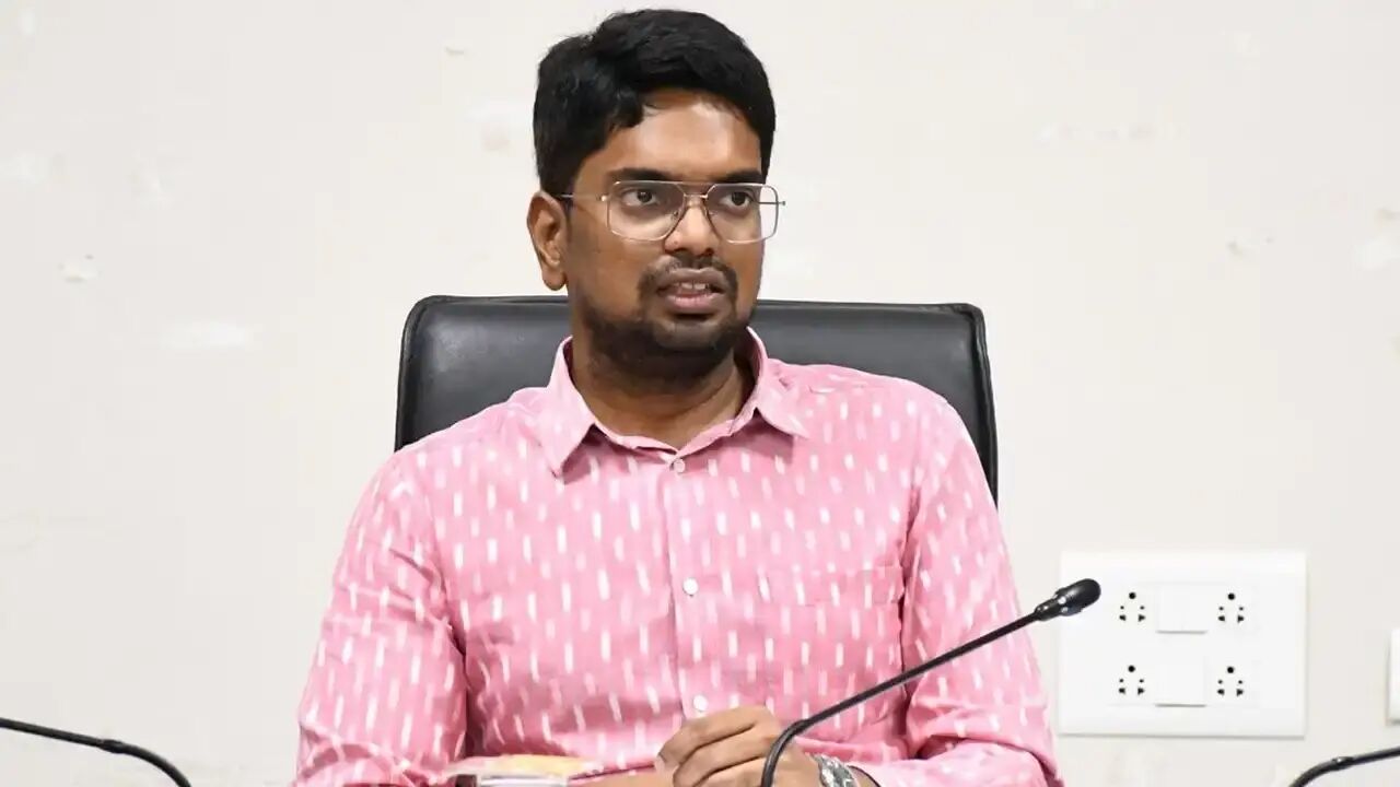 Focus on increasing student enrolment in govt schools: DC
