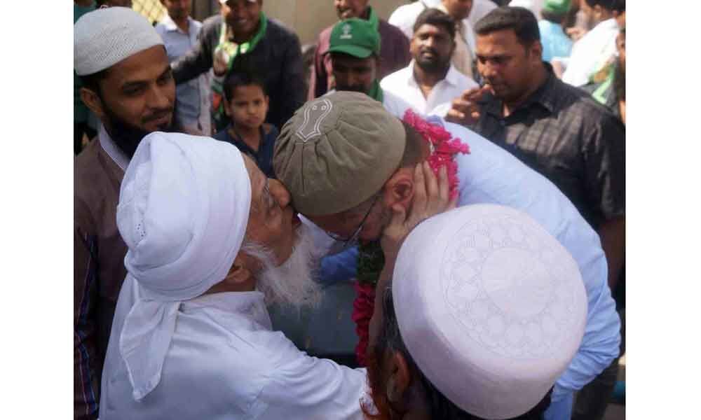 Asaduddin Owaisi campaigning in Karwan area