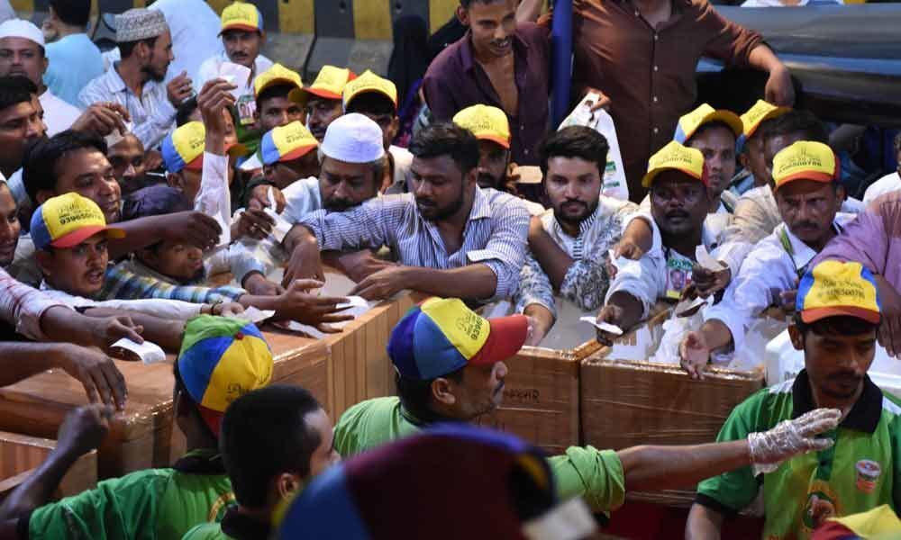 Huge rush of Haleem buyers at a popular giant at Shalibanda in Old City