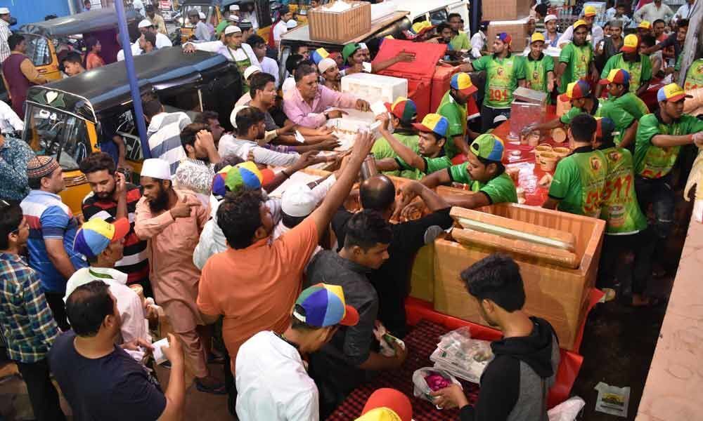 Huge rush of Haleem buyers at a popular giant at Shalibanda in Old City