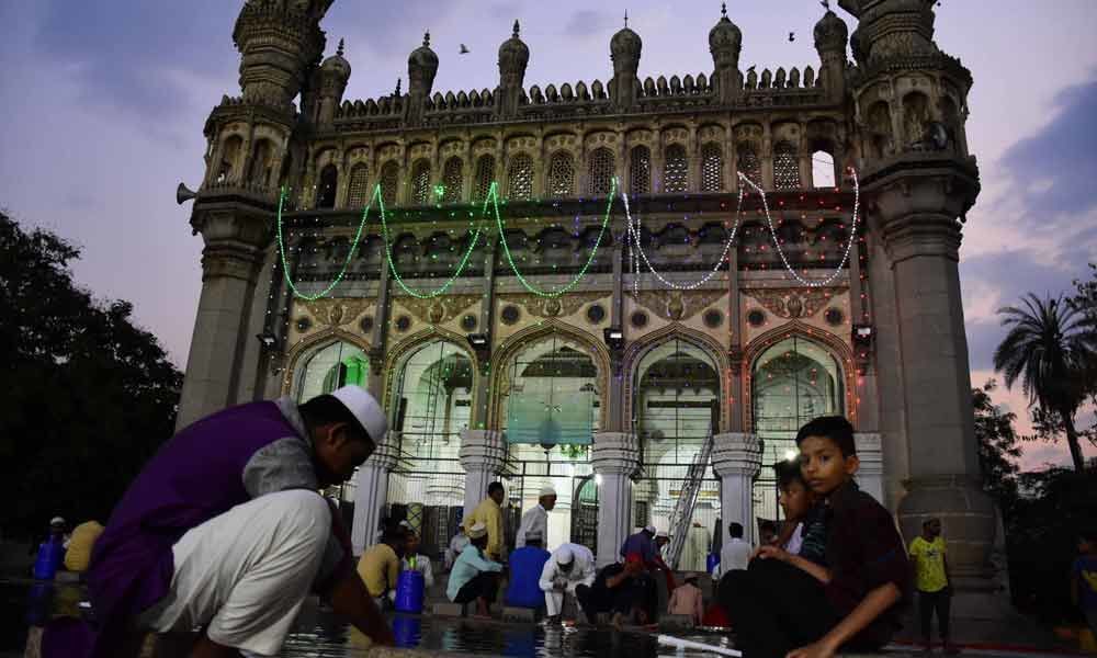 Muslims children breaking their fast at Toli Masjid in Karwan on Saturda