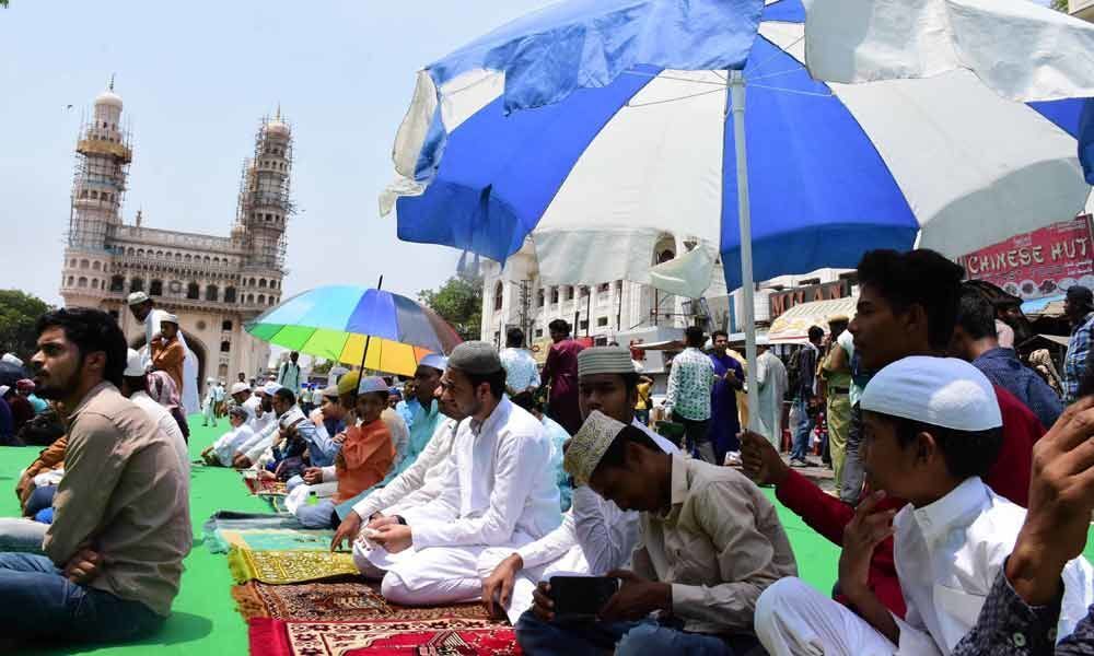 Muslims offering prayers of Jumatul-Vida (the last Friday of Ramzan) at ...