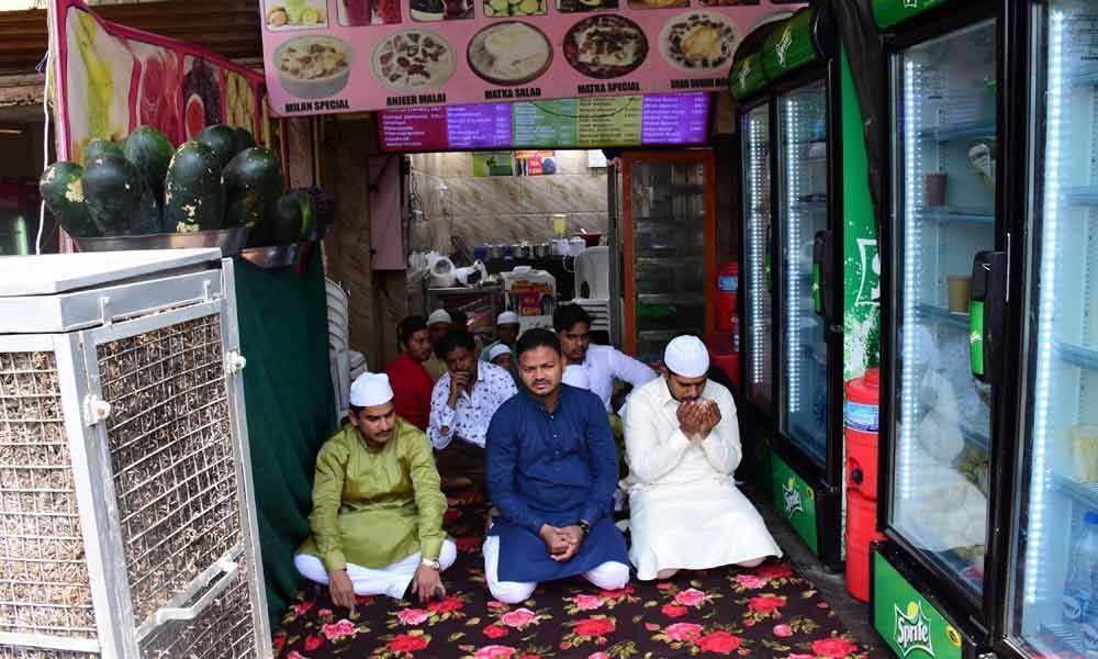 Muslims offering prayers of Jumatul-Vida (the last Friday of Ramzan) at ...