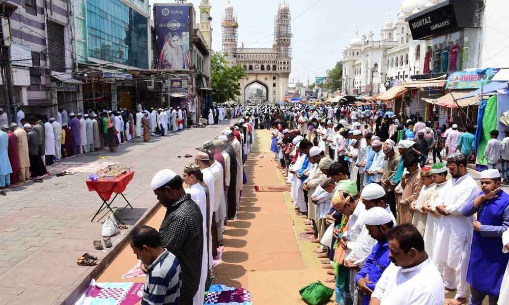 Muslims offering prayers of Jumatul-Vida (the last Friday of Ramzan) at ...