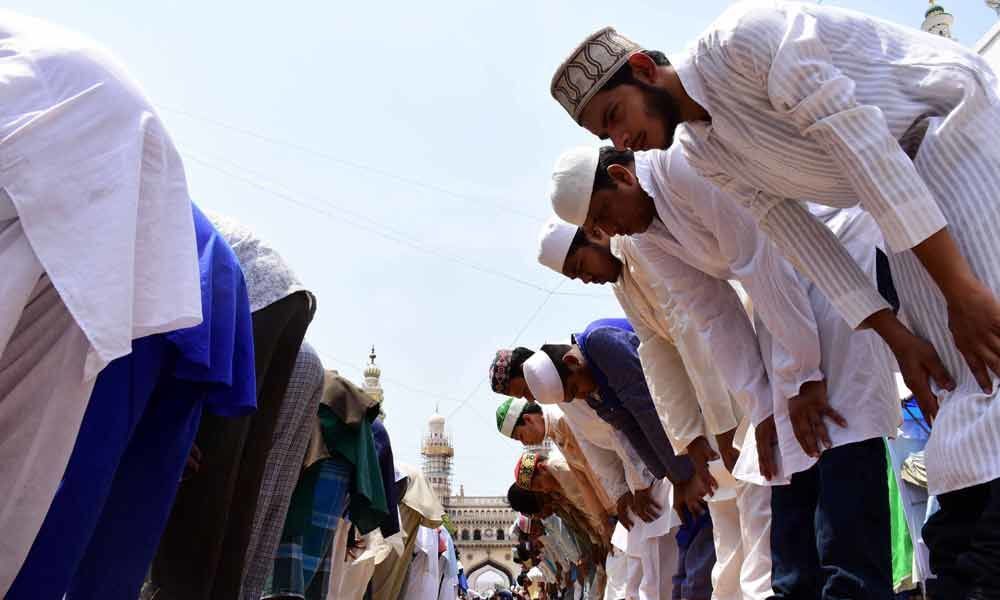 Muslims offering prayers of Jumatul-Vida (the last Friday of Ramzan) at ...