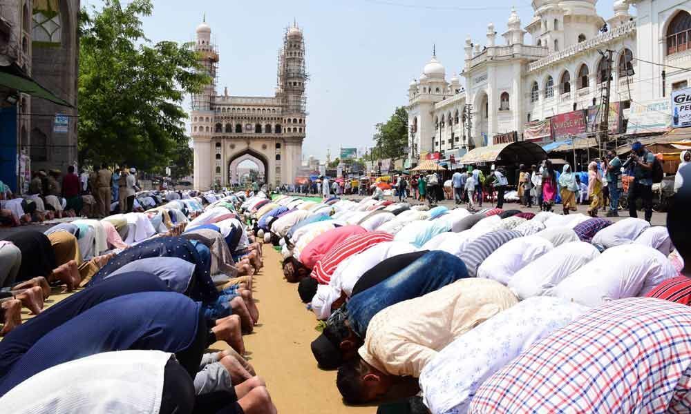 Muslims offering prayers of Jumatul-Vida (the last Friday of Ramzan) at ...
