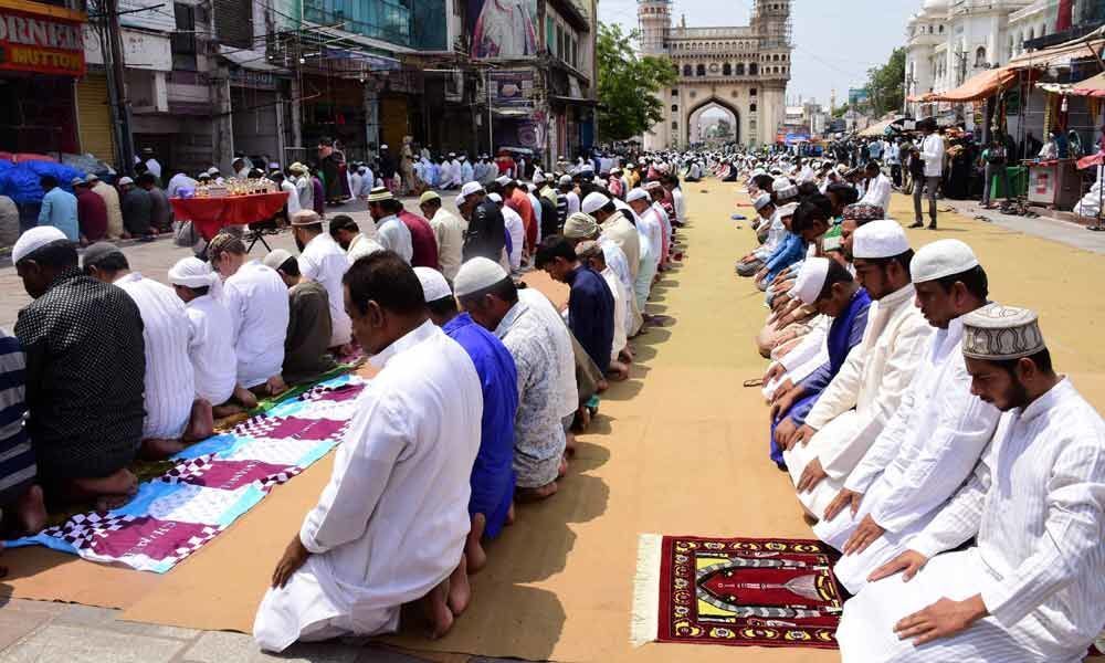 Muslims offering prayers of Jumatul-Vida (the last Friday of Ramzan) at ...